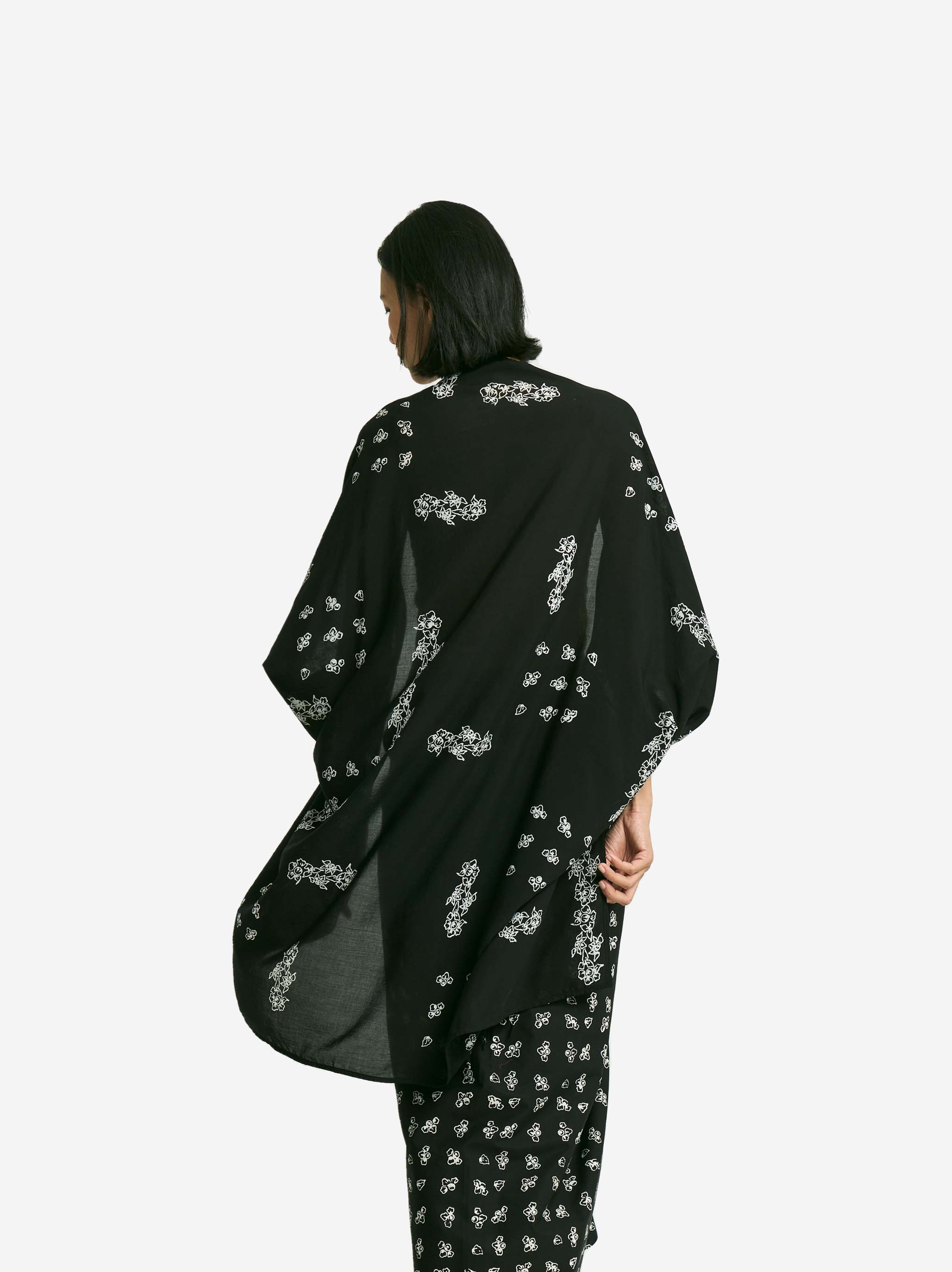 "Untaian Bunga Pencar" - Outer – Sejauh