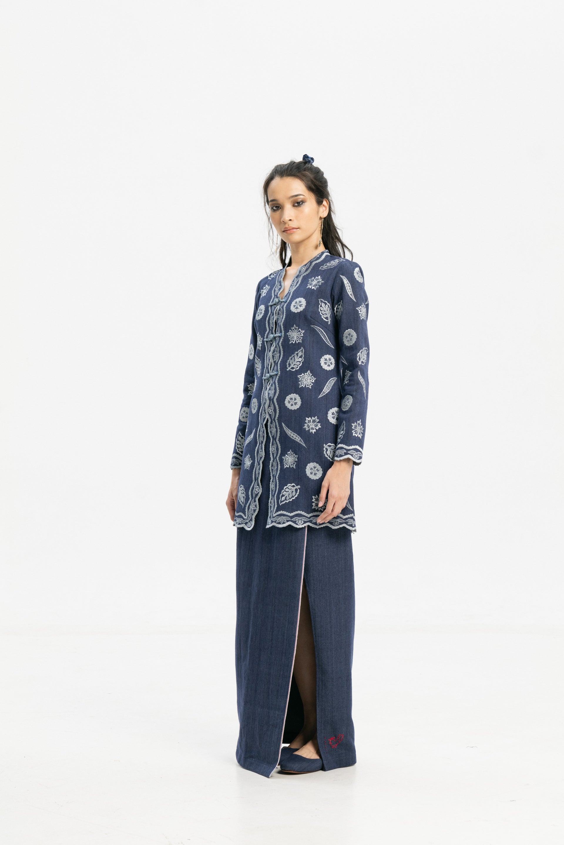 "Tarum-Denim" - Kebaya Bunga Laut – Sejauh